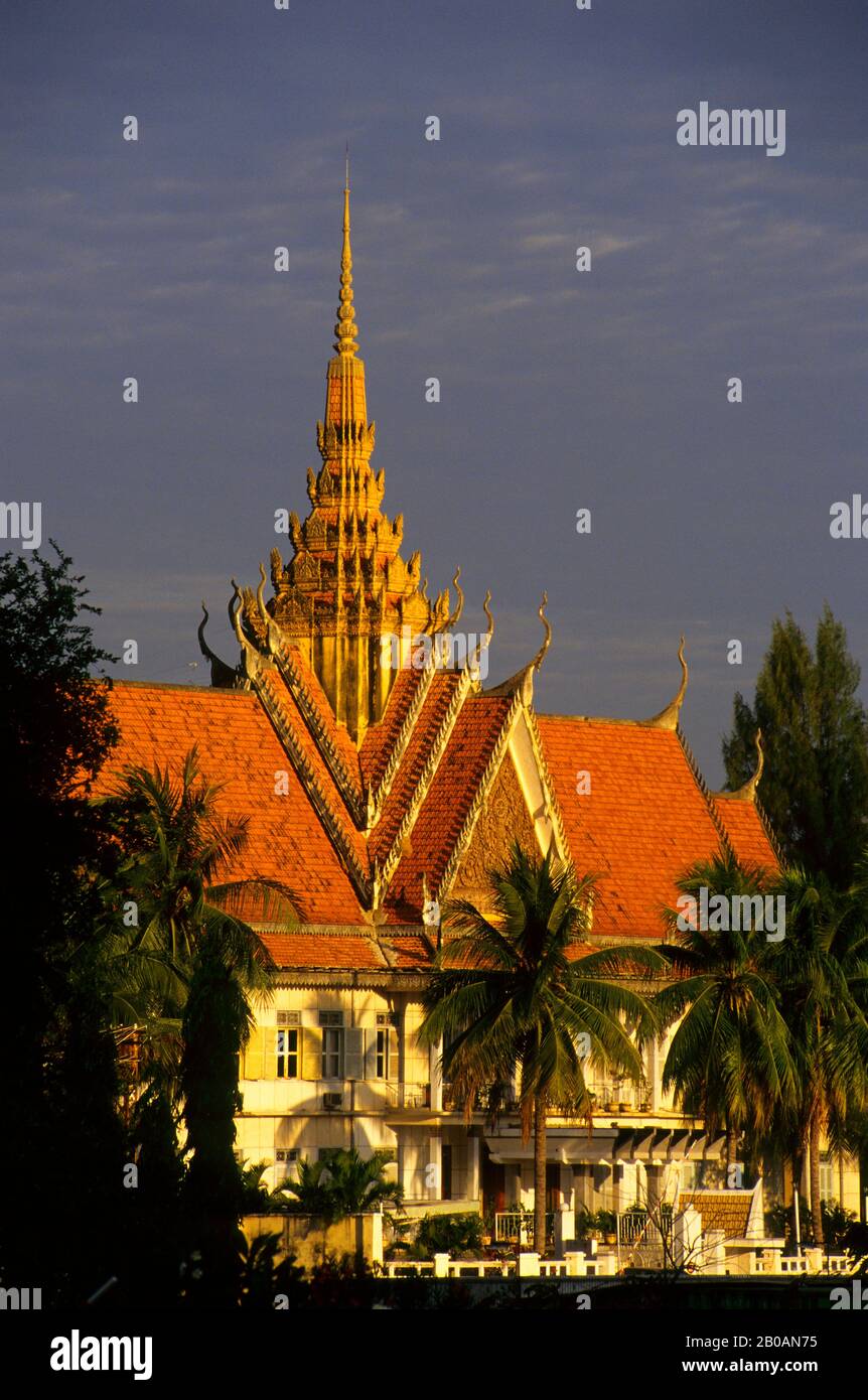 CAMBODIA, PHNOM PENH, VIEW OF GOVERNMENT BUILDING Stock Photo - Alamy