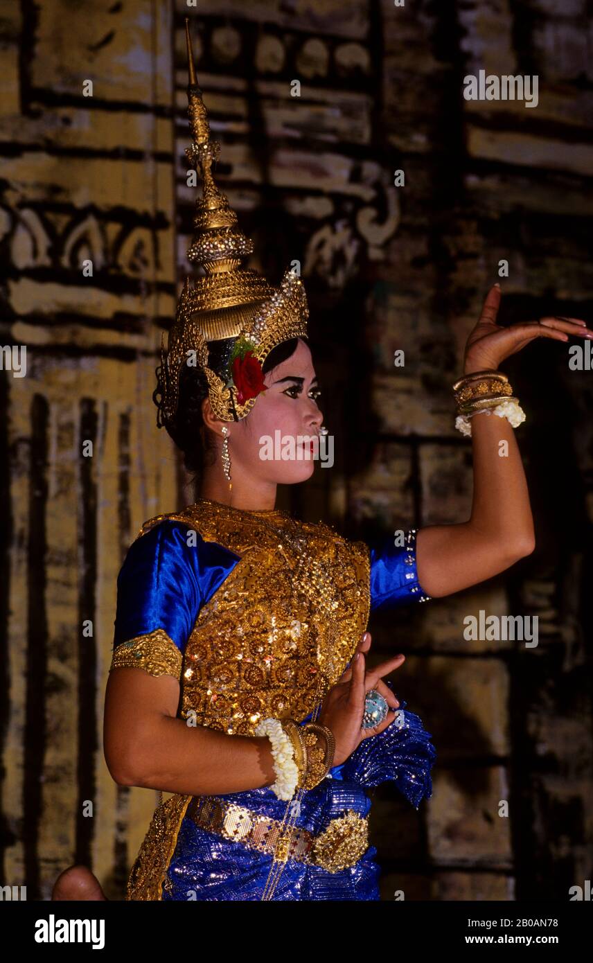 Cambodian traditional dances hi-res stock photography and images - Alamy