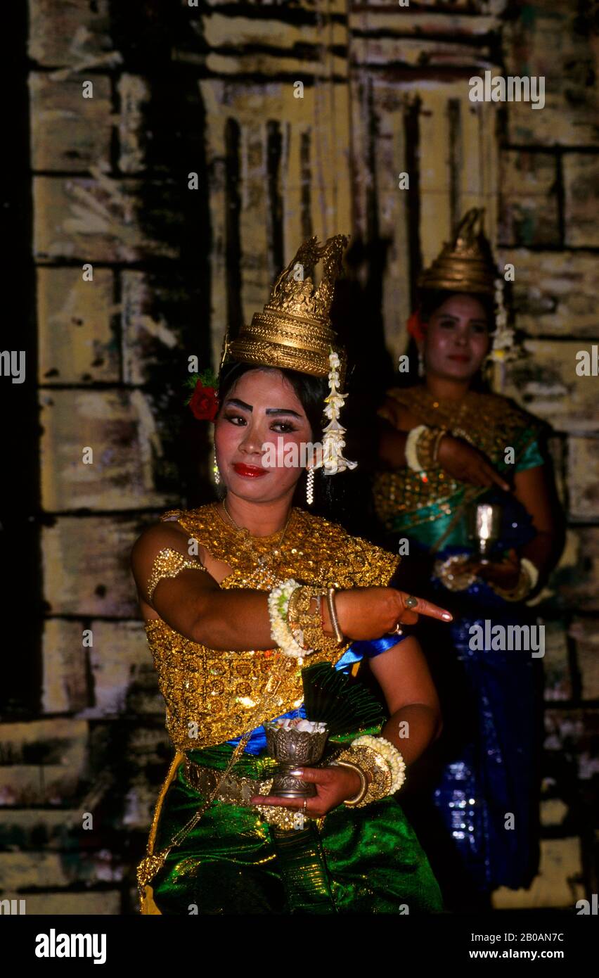 Cambodian traditional dances hi-res stock photography and images - Alamy