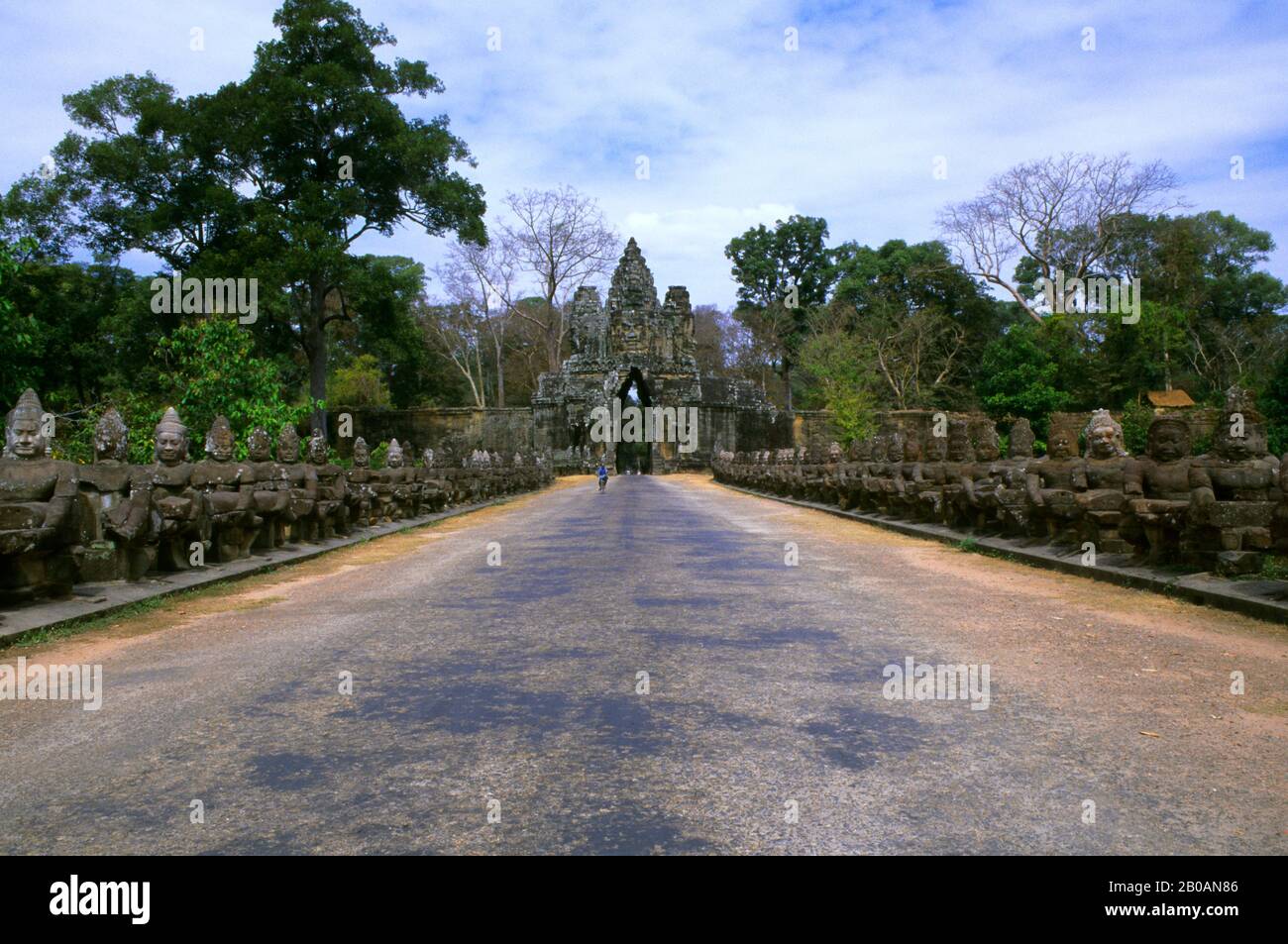 CAMBODIA, ANGKOR, ANGKOR THOM, SOUTH GATE, STATUES OF GODS (RIGHT ...