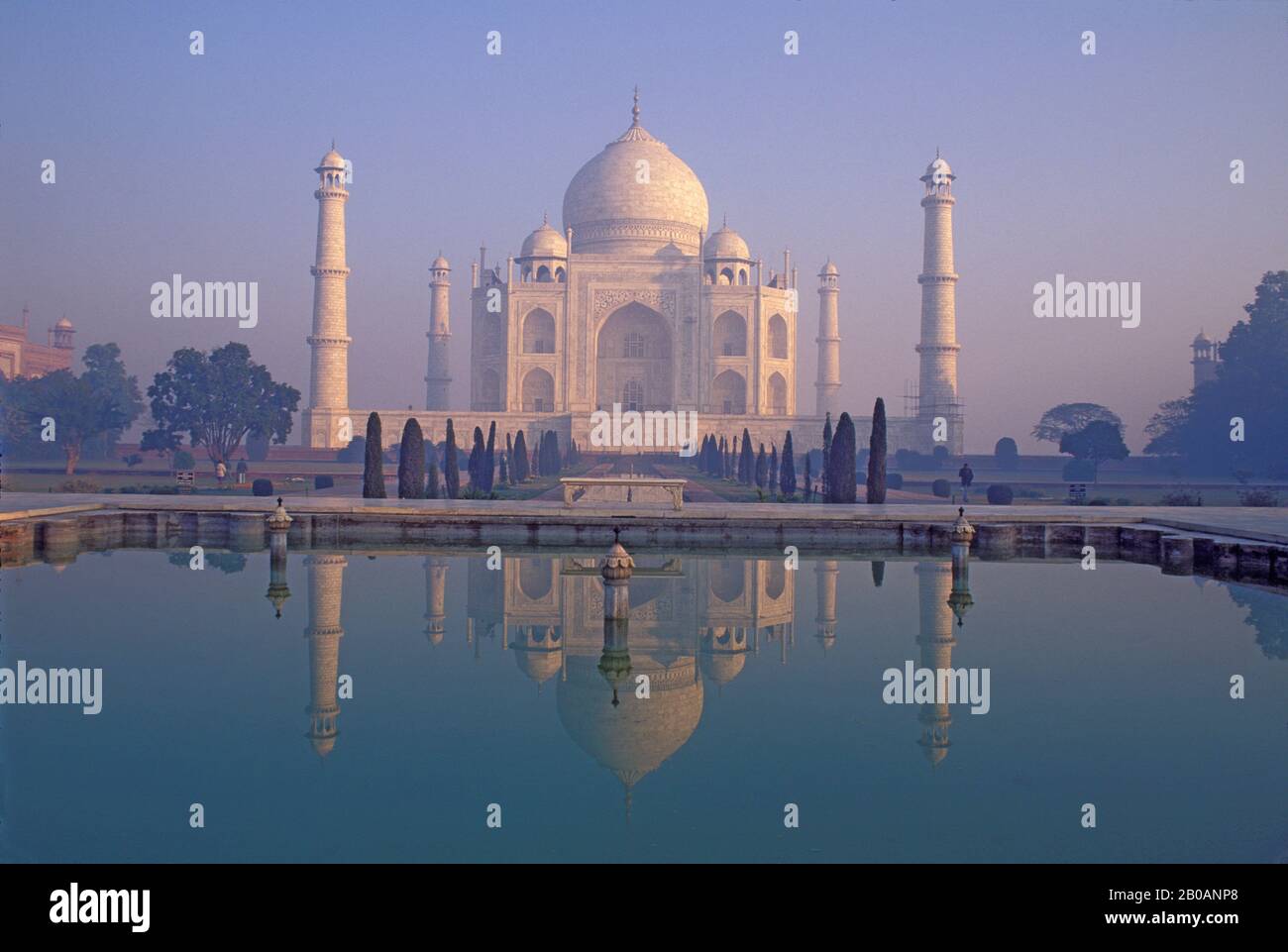 INDIA, AGRA, TAJ MAHAL REFLECTING IN POOL Stock Photo - Alamy