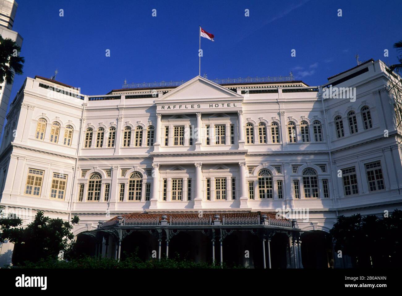 SINGAPORE, RAFFLES HOTEL, FRONT VIEW Stock Photo - Alamy