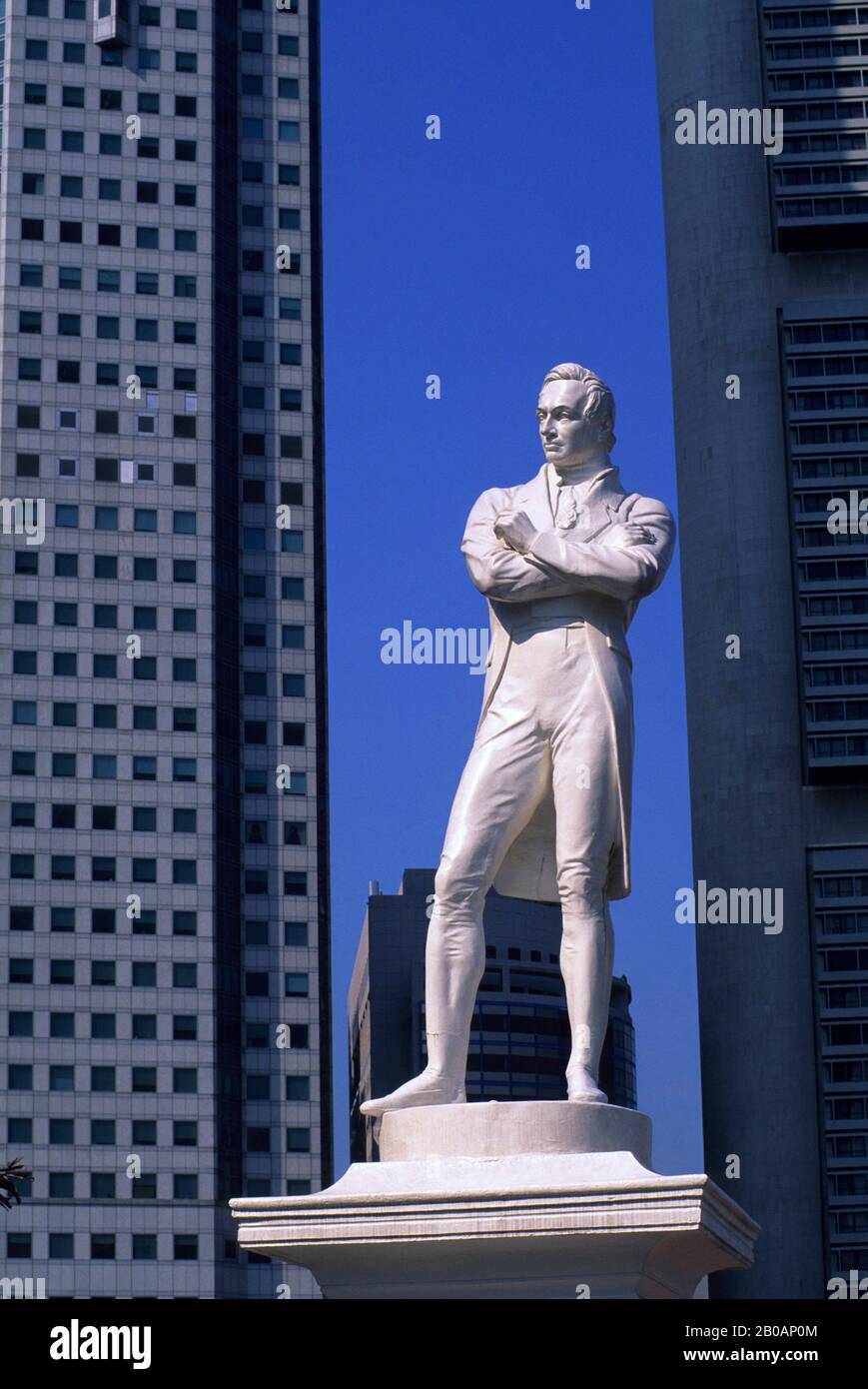SINGAPORE, RAFFLES LANDING SITE, STATUE OF THOMAS STANFORD RAFFLES ...