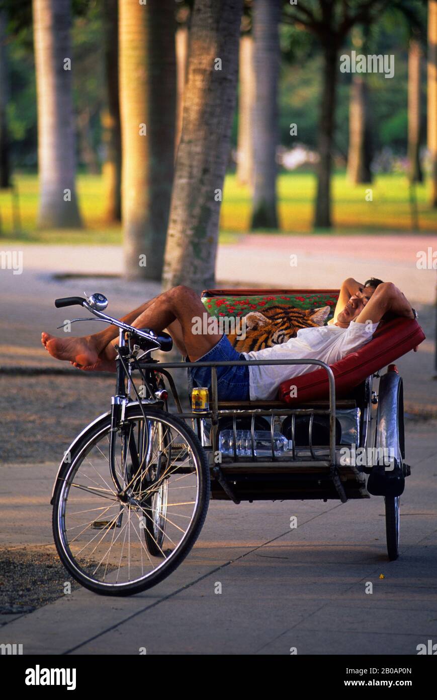 Queen elizabeth walk singapore hi-res stock photography and images - Alamy