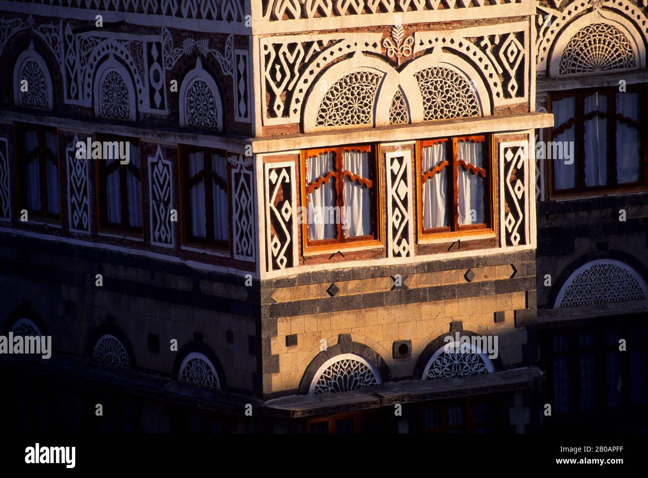 YEMEN, SANA'A, OLD TOWN, LOCAL HOUSE, DETAIL OF WINDOWS Stock Photo - Alamy