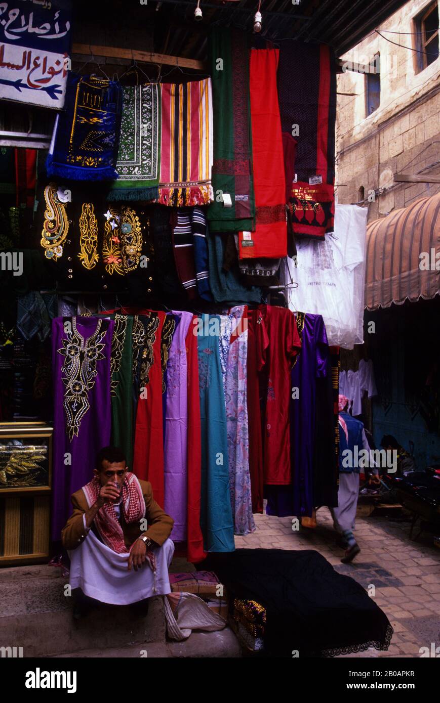 YEMEN, SANA'A, OLD TOWN, SOUK (MARKET), FABRIC STORE Stock Photo - Alamy