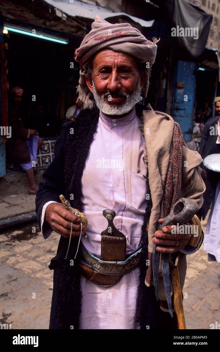 YEMEN, SANA'A, OLD TOWN, SOUK (MARKET), LOCAL MAN WITH AL-JANBIYAH ...