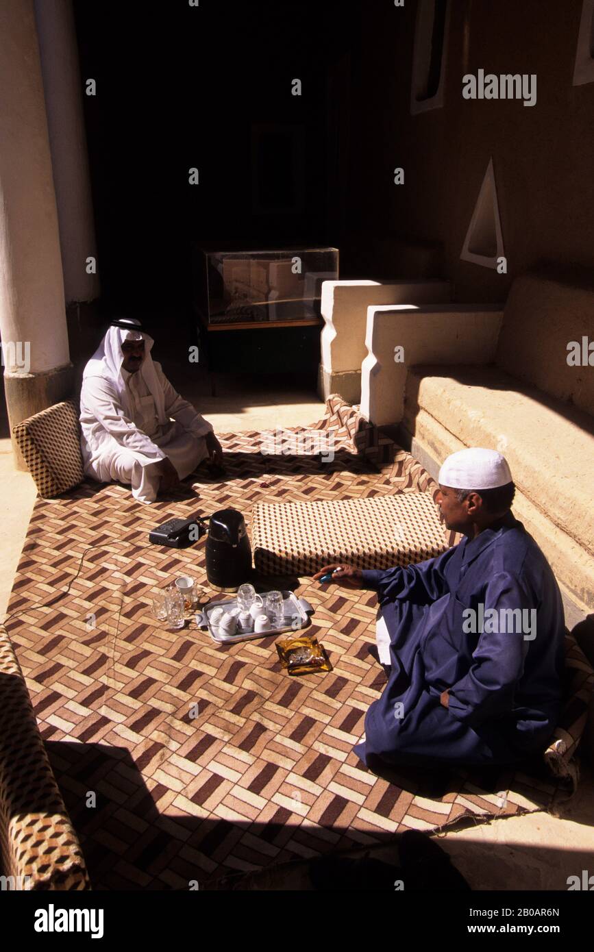 Riyadh saudi men hi-res stock photography and images - Alamy