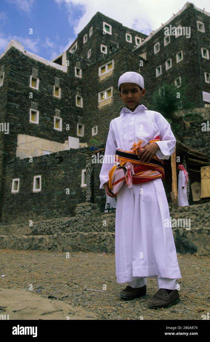 Saudi Traditional Dress Boy High Resolution Stock Photography and ...