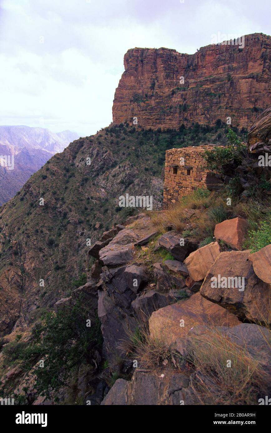 SAUDI ARABIA, NEAR ABHA, ASIR NATIONAL PARK, HABALA VILLAGE, CLIFFSIDE ...