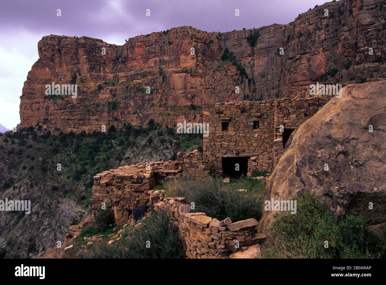 SAUDI ARABIA, NEAR ABHA, ASIR NATIONAL PARK, HABALA VILLAGE, CLIFFSIDE ...