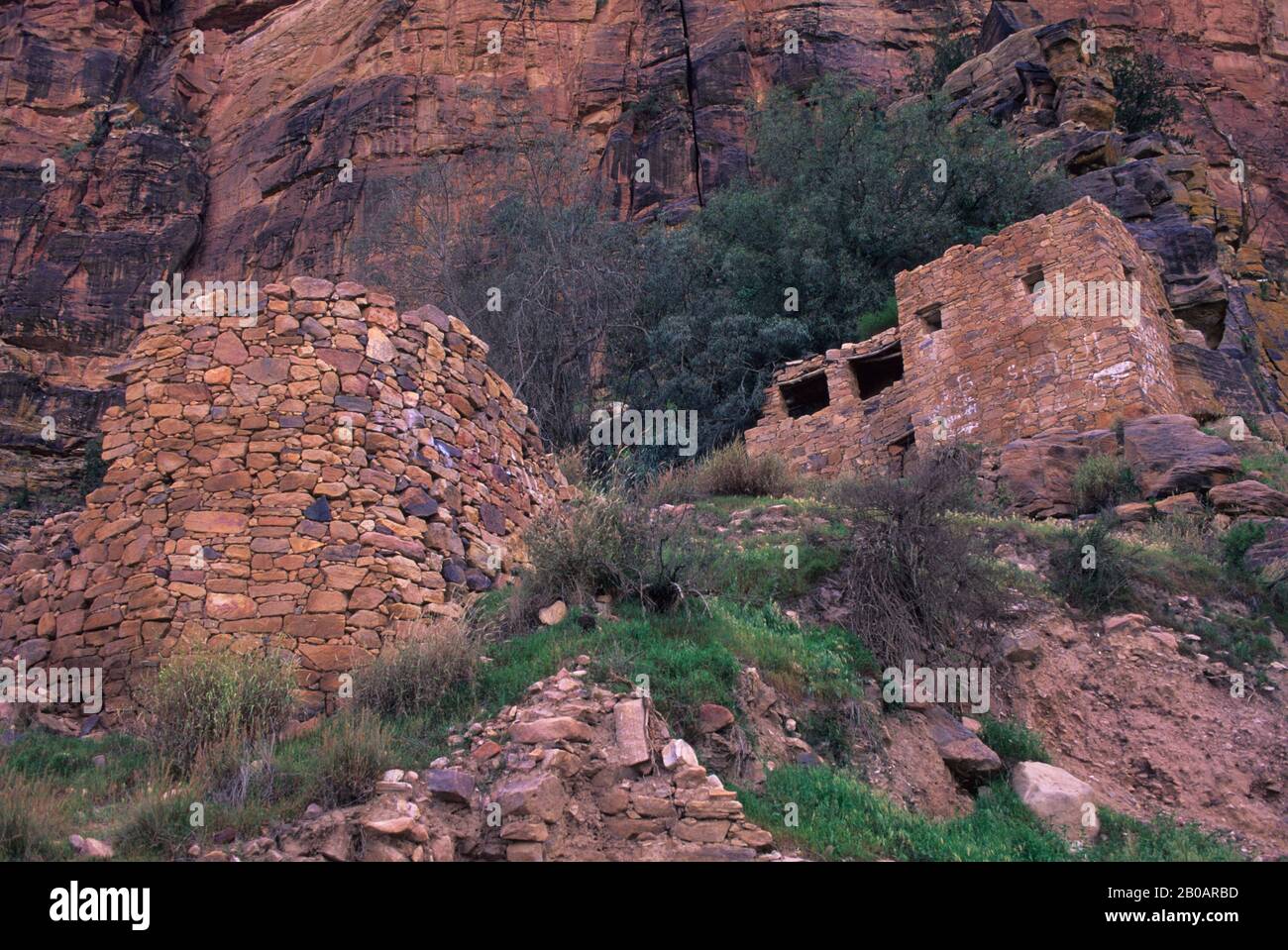 SAUDI ARABIA, NEAR ABHA, ASIR NATIONAL PARK, HABALA VILLAGE, CLIFFSIDE ...