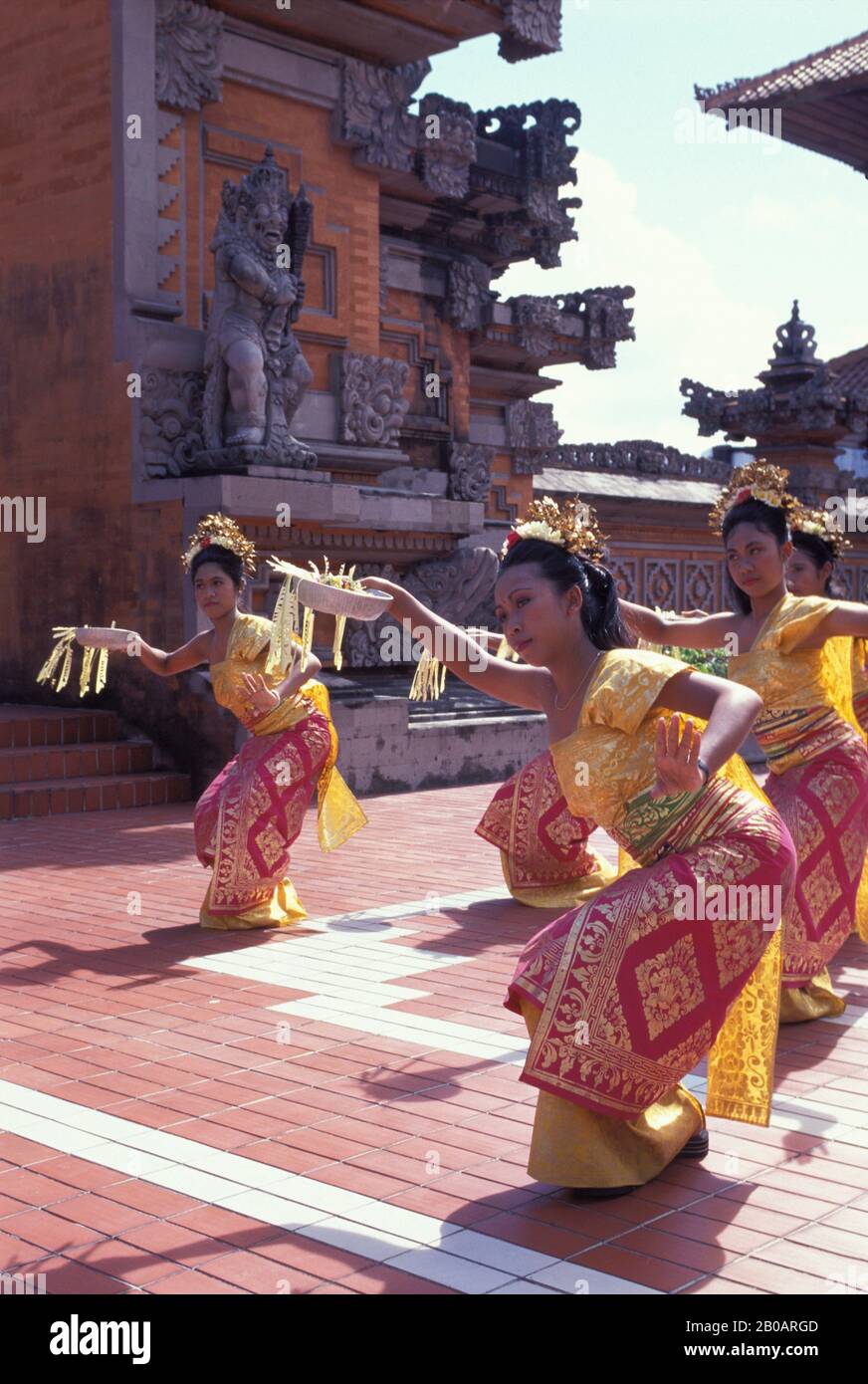 INDONESIA, BALI, GIRLS IN TRADITIONAL DRESS, DANCE Stock Photo - Alamy