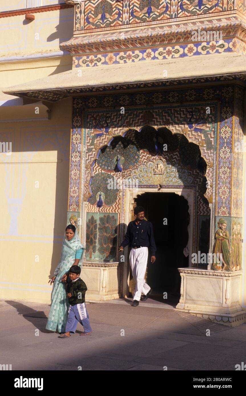 INDIA, RAJASTHAN, JAIPUR, CITY PALACE, GATEWAY, INDIAN FAMILY Stock ...