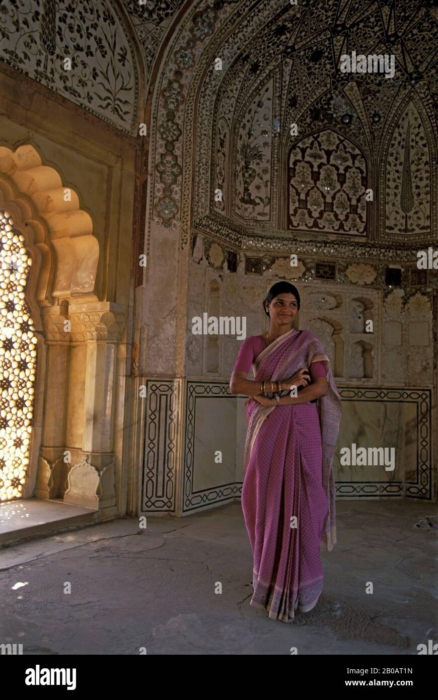 INDIA, JAIPUR, AMBER FORT, PALACE, INDIAN WOMAN IN SARI Stock Photo - Alamy