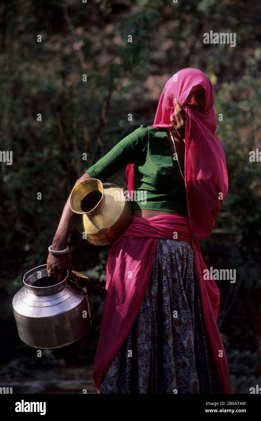 Indian woman carrying water pots hi-res stock photography and images ...