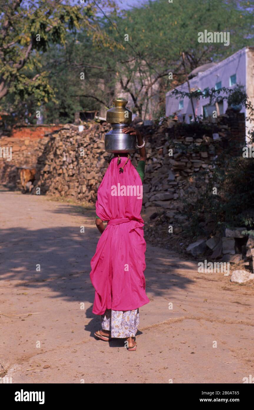 INDIA, JAIPUR, WOMAN GETTING WATER FROM WELL Stock Photo - Alamy
