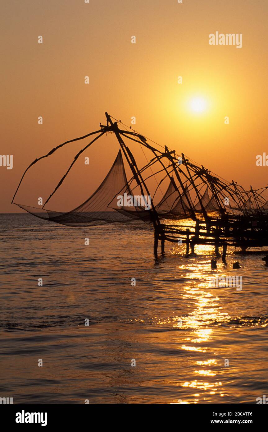 Chinese fishing nets hi-res stock photography and images - Alamy