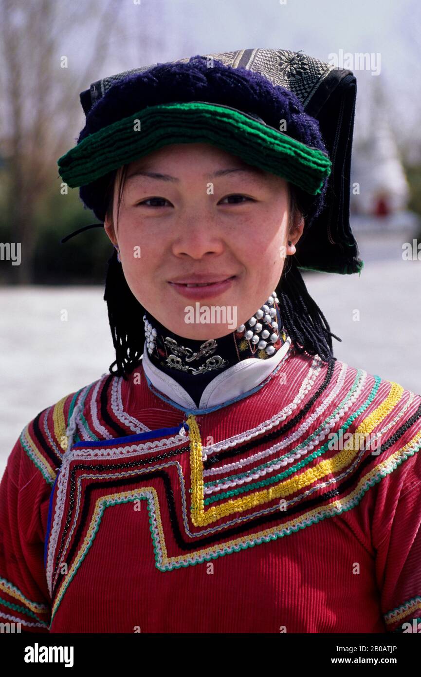 Yi tribe hi-res stock photography and images - Alamy