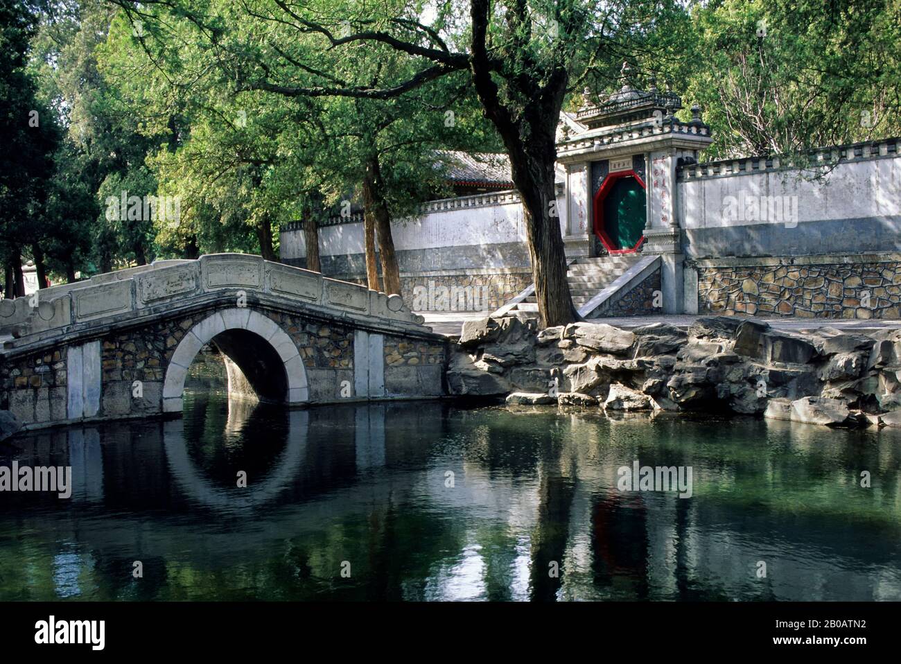 Peking palace gate hi-res stock photography and images - Alamy