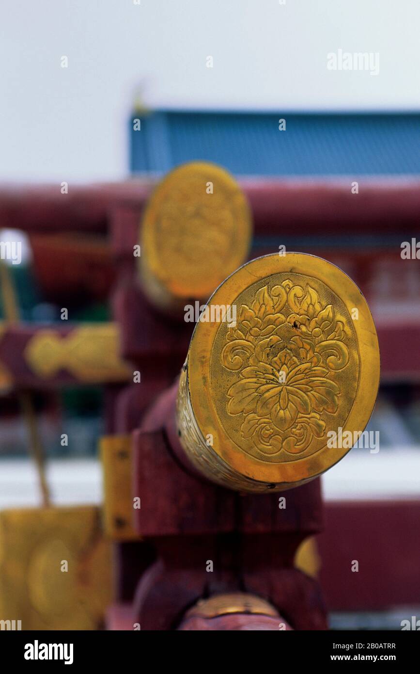 Brass decorations hi-res stock photography and images - Alamy