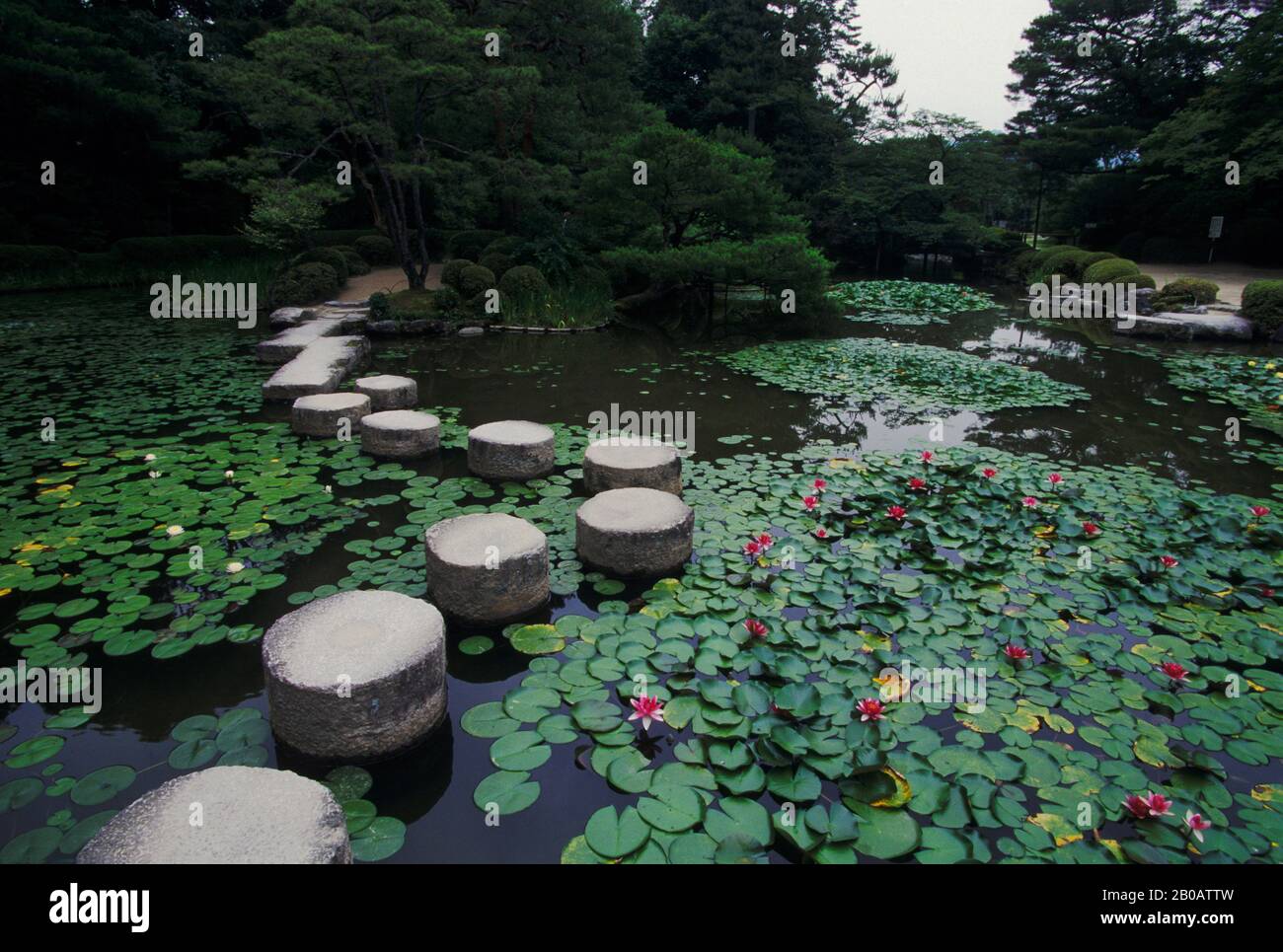 JAPAN, KYOTO, HEIAN SHRINE (SHINTO SHRINE), GARDEN, POND, WALKWAY Stock ...