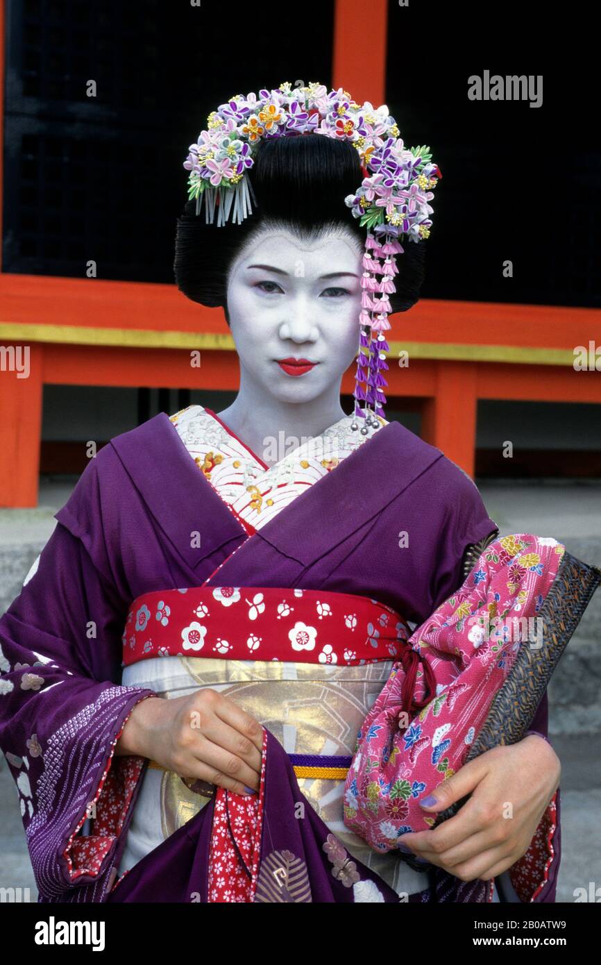 JAPAN, KYOTO, GION DISTRICT, GEISHA IN KIMONO, PORTRAIT Stock Photo - Alamy