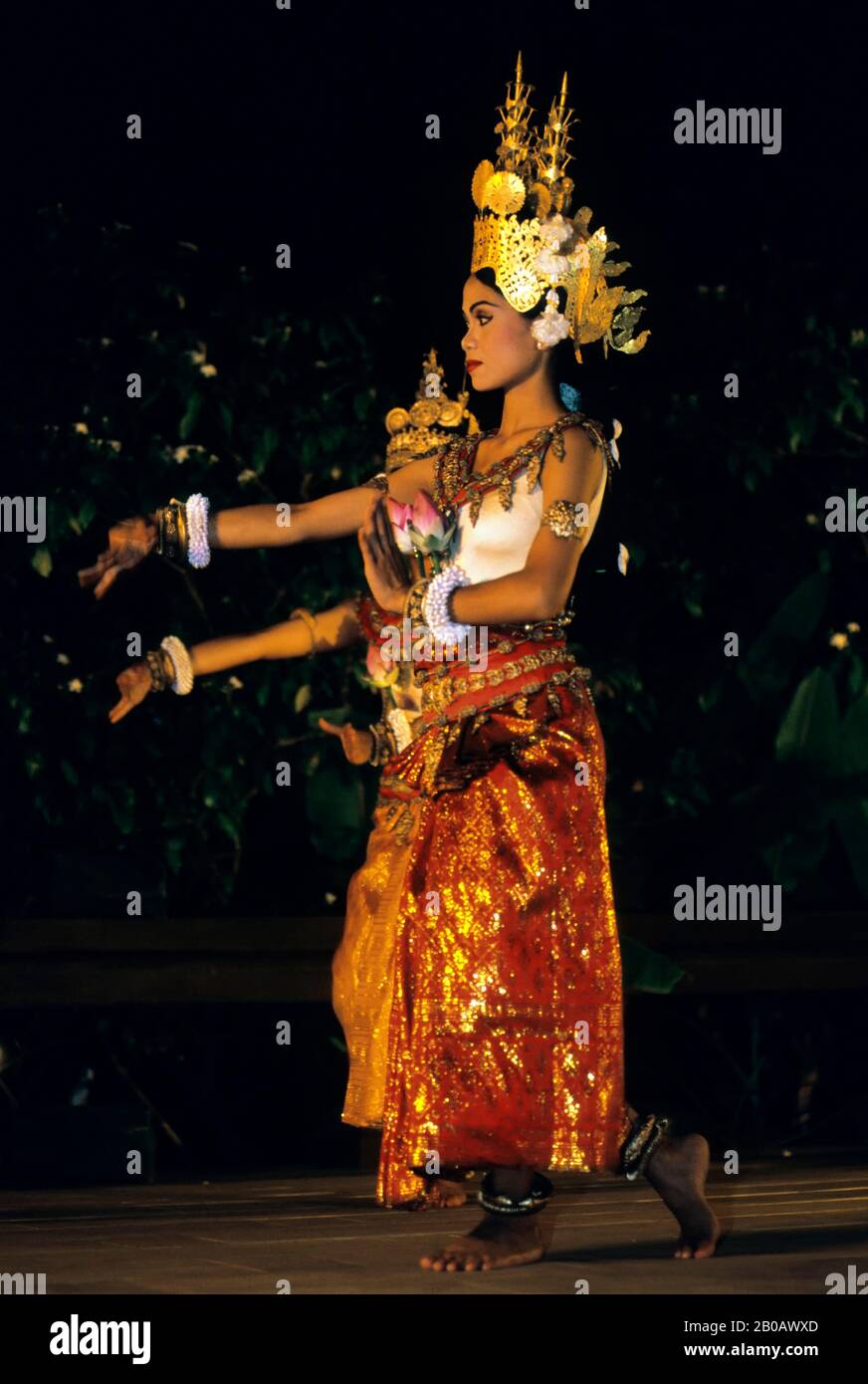 Cambodian traditional dances hi-res stock photography and images - Alamy