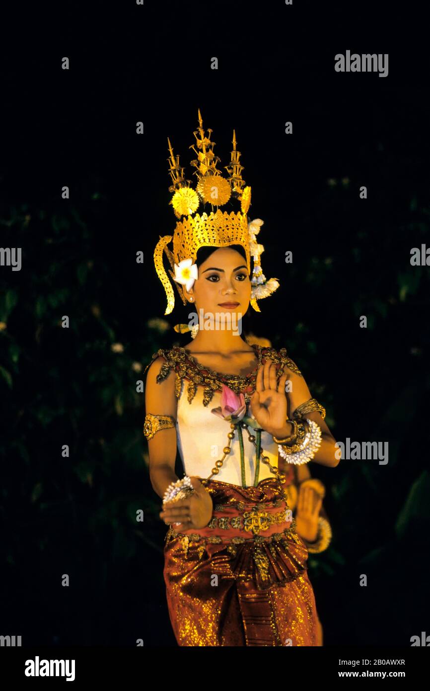 Cambodian traditional dances hi-res stock photography and images - Alamy