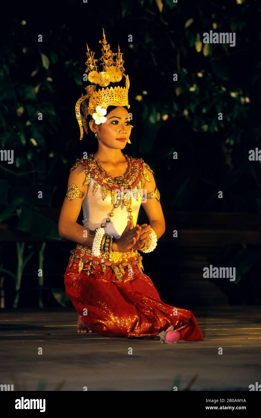 Cambodian traditional dances hi-res stock photography and images - Alamy
