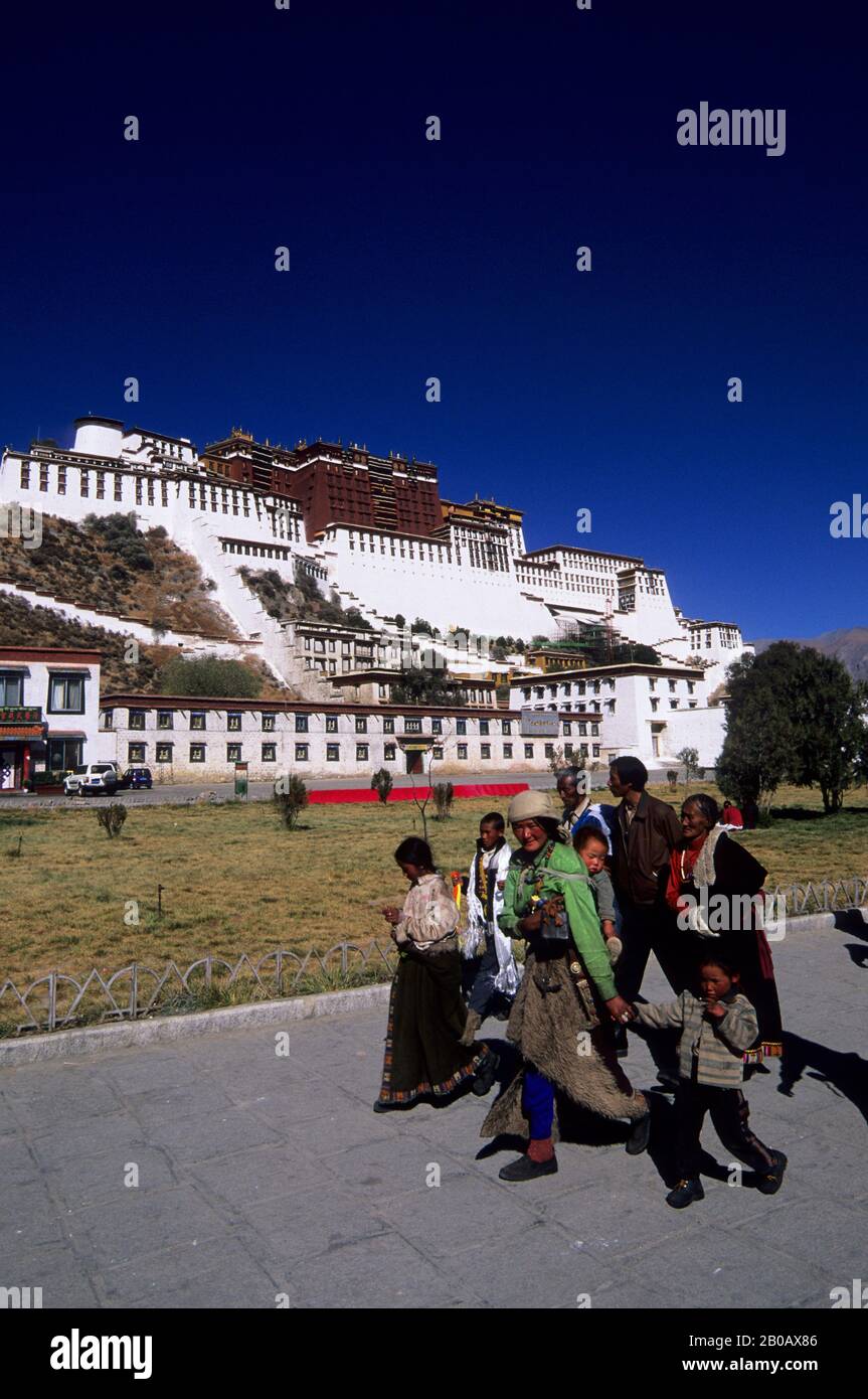 CHINA, TIBET, LHASA, VIEW OF POTALA, PILGRIMS Stock Photo - Alamy