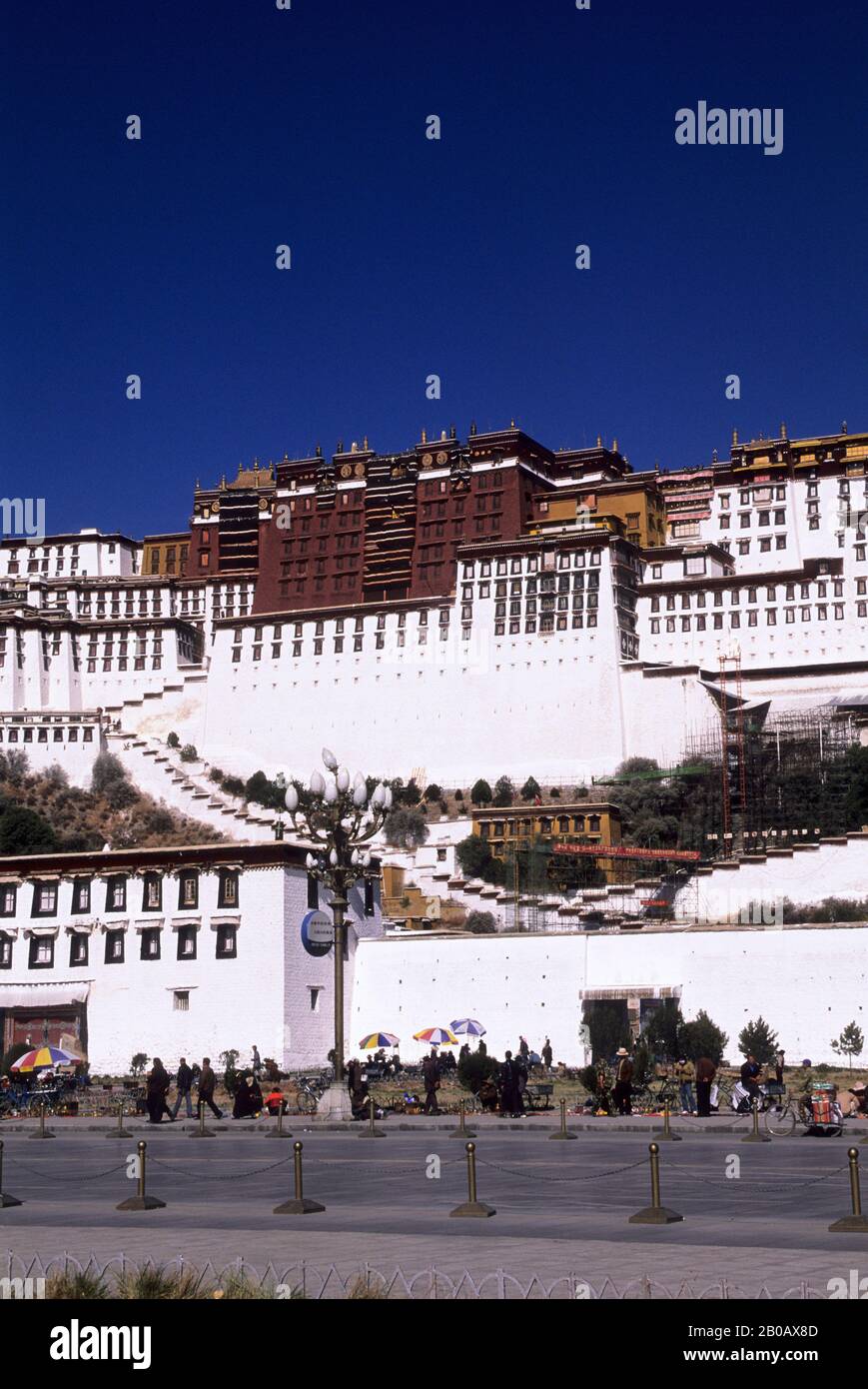 CHINA, TIBET, LHASA, VIEW OF POTALA, CITY SQUARE Stock Photo - Alamy