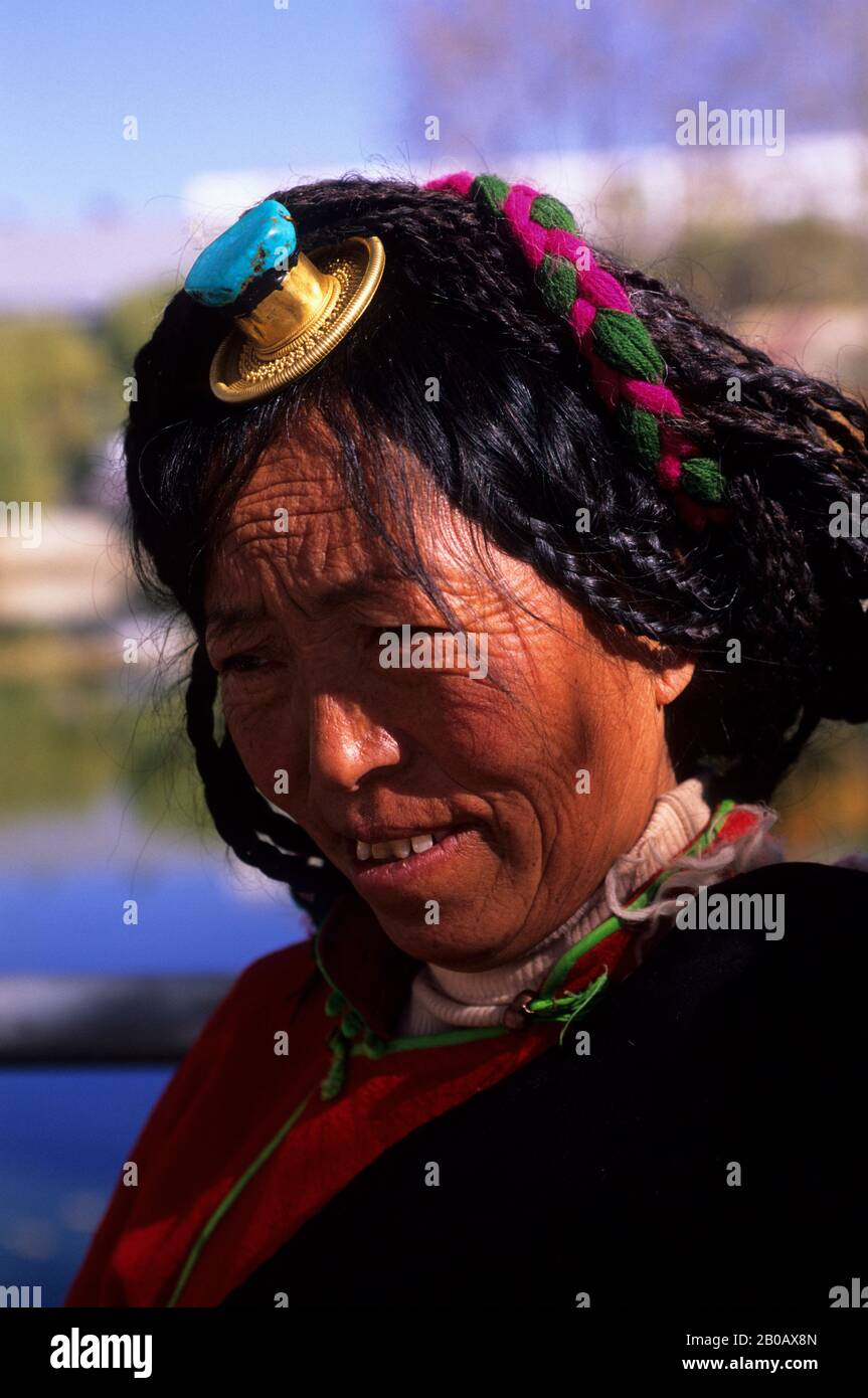 Tibetan woman lhasa hi-res stock photography and images - Alamy