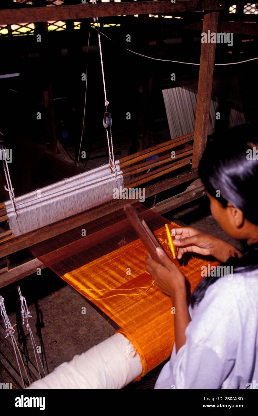 CAMBODIA, NEAR SIEM REAP, SILK FARM, WEAVING Stock Photo - Alamy