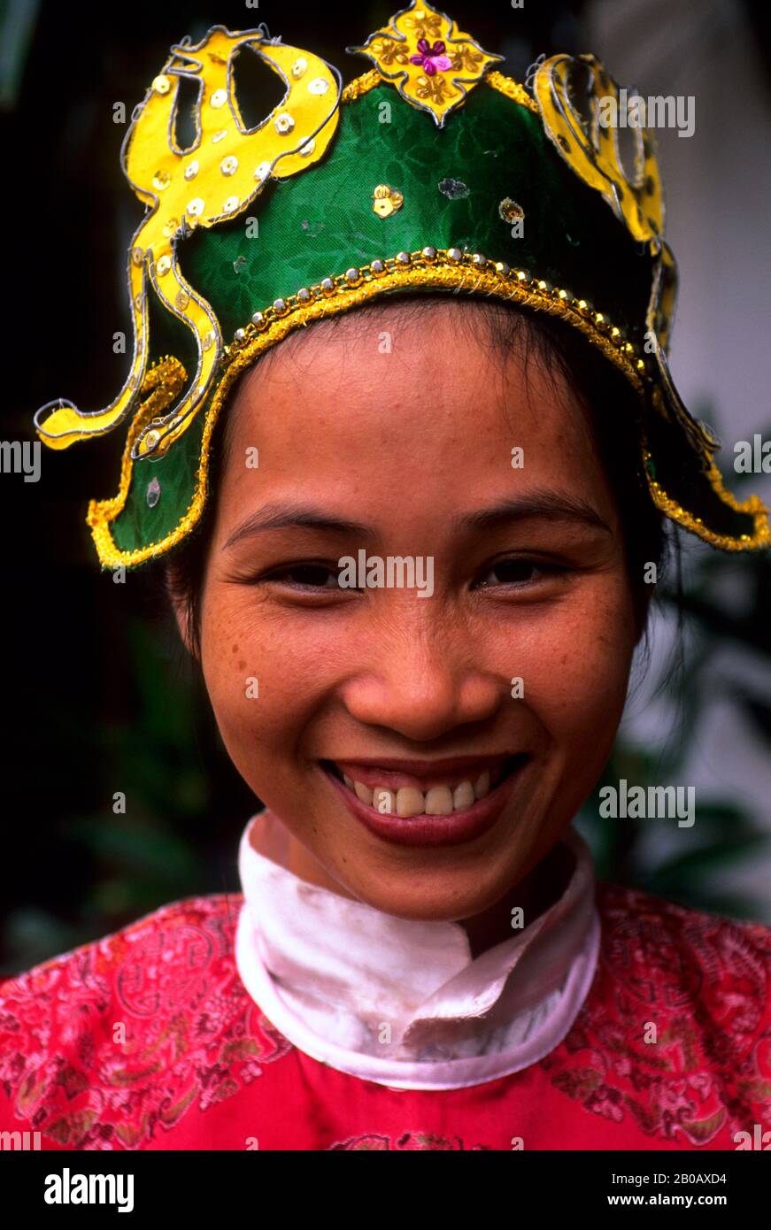 VIETNAM, HUE, WOMAN IN TRADITIONAL COSTUME, PORTRAIT Stock Photo - Alamy
