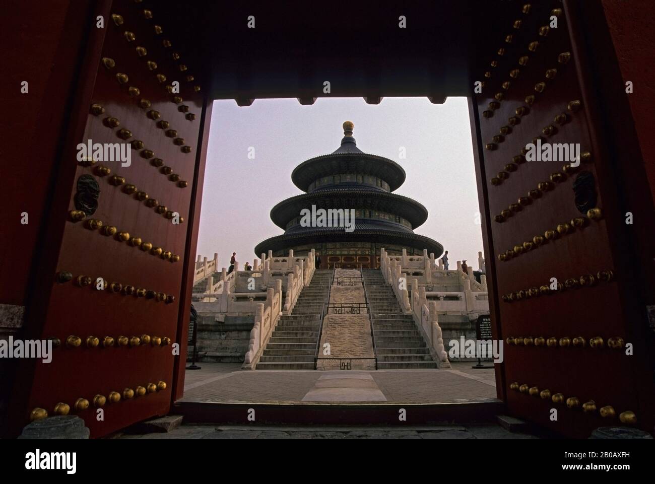 CHINA, BEIJING, TEMPLE OF HEAVEN, VIEW THROUGH GATE Stock Photo - Alamy