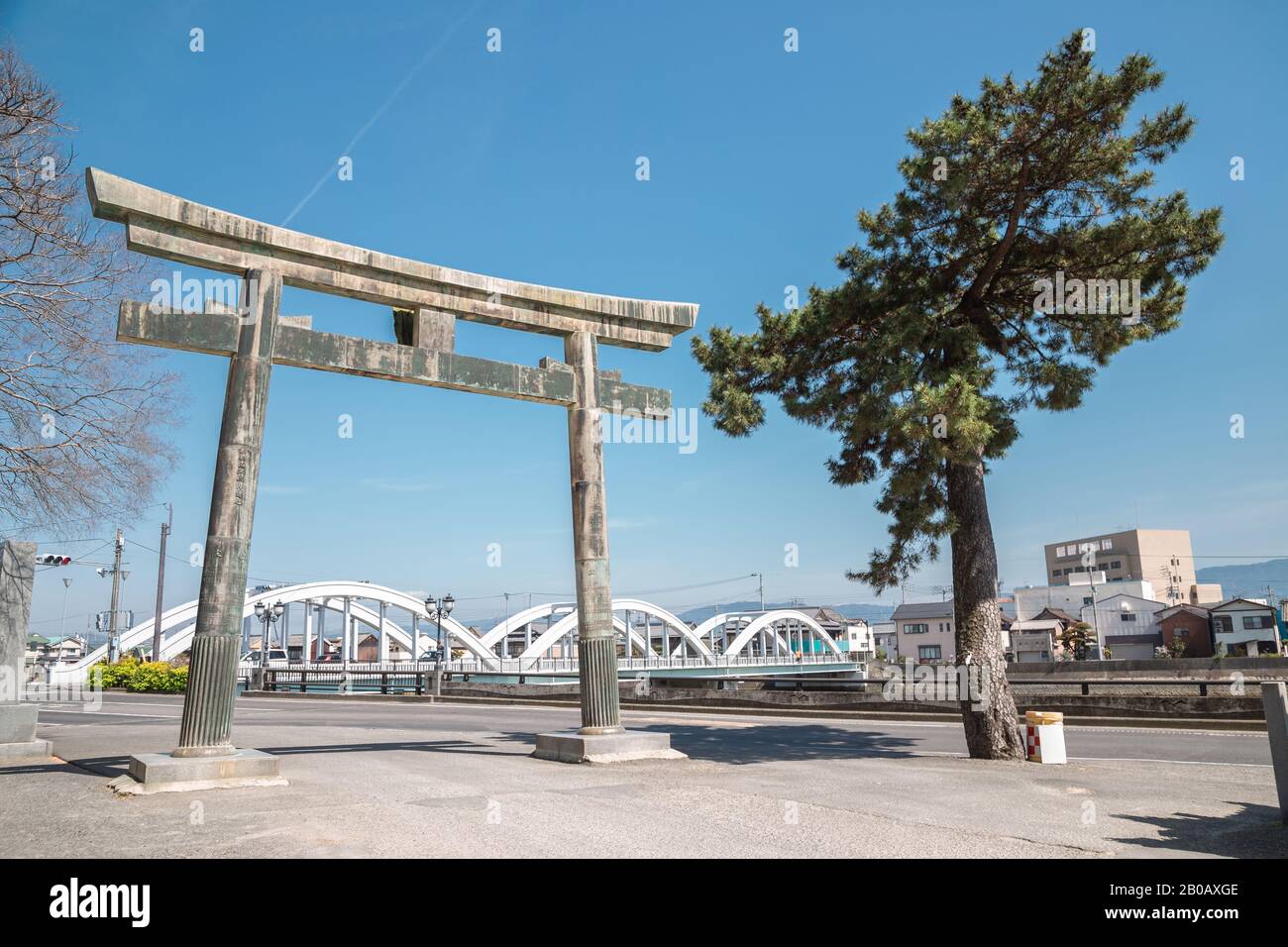 Torii gate and Sanka Bridge at Kanonji Kotohiki Hachimangu Shrine in ...