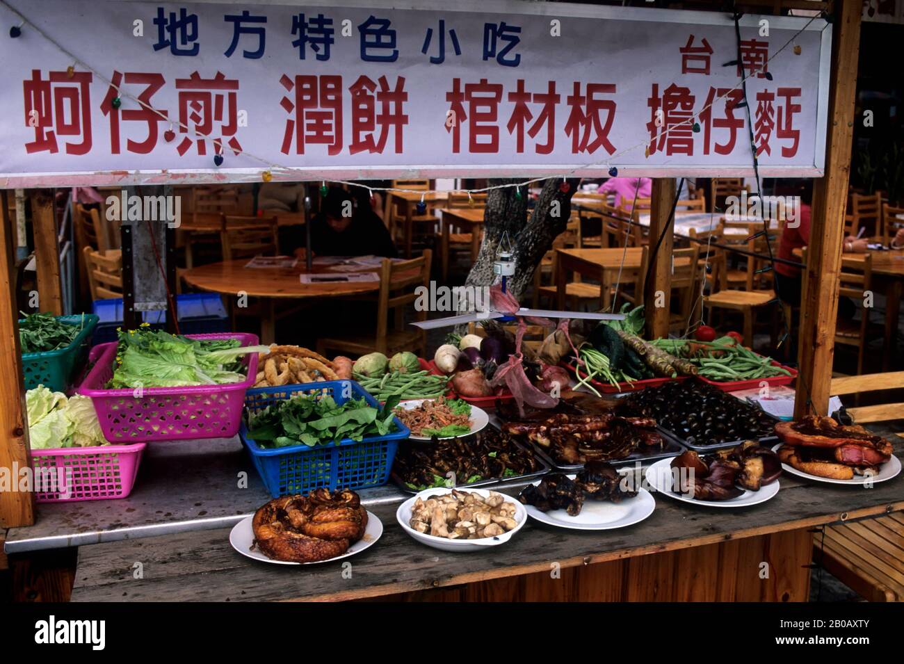 CHINA, GUANGXI PROVINCE, NEAR GUILIN, YANGSHUO, STREET SCENE ...