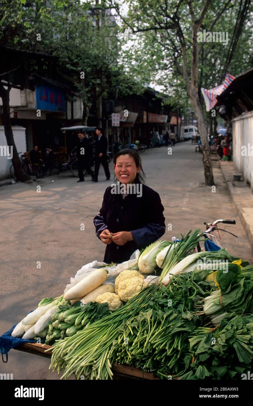 CHINA, SICHUAN PROVINCE, CHENGDU, STREET SCENE, WOMAN SELLING ...