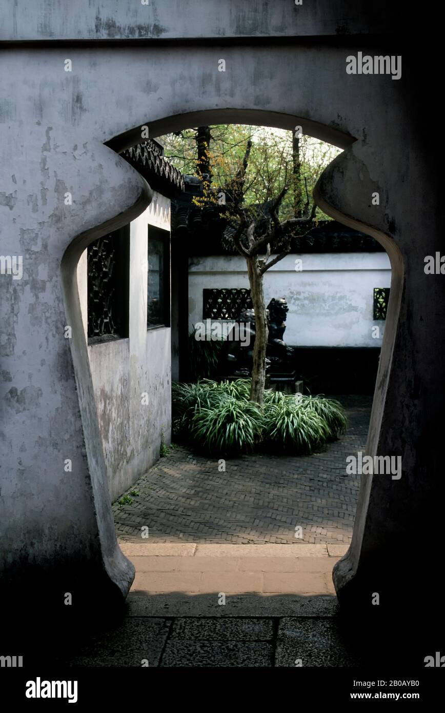 CHINA, SHANGHAI, YU YUAN GARDEN (GARDEN OF JOY), MING DYNASTY, 1559 ...