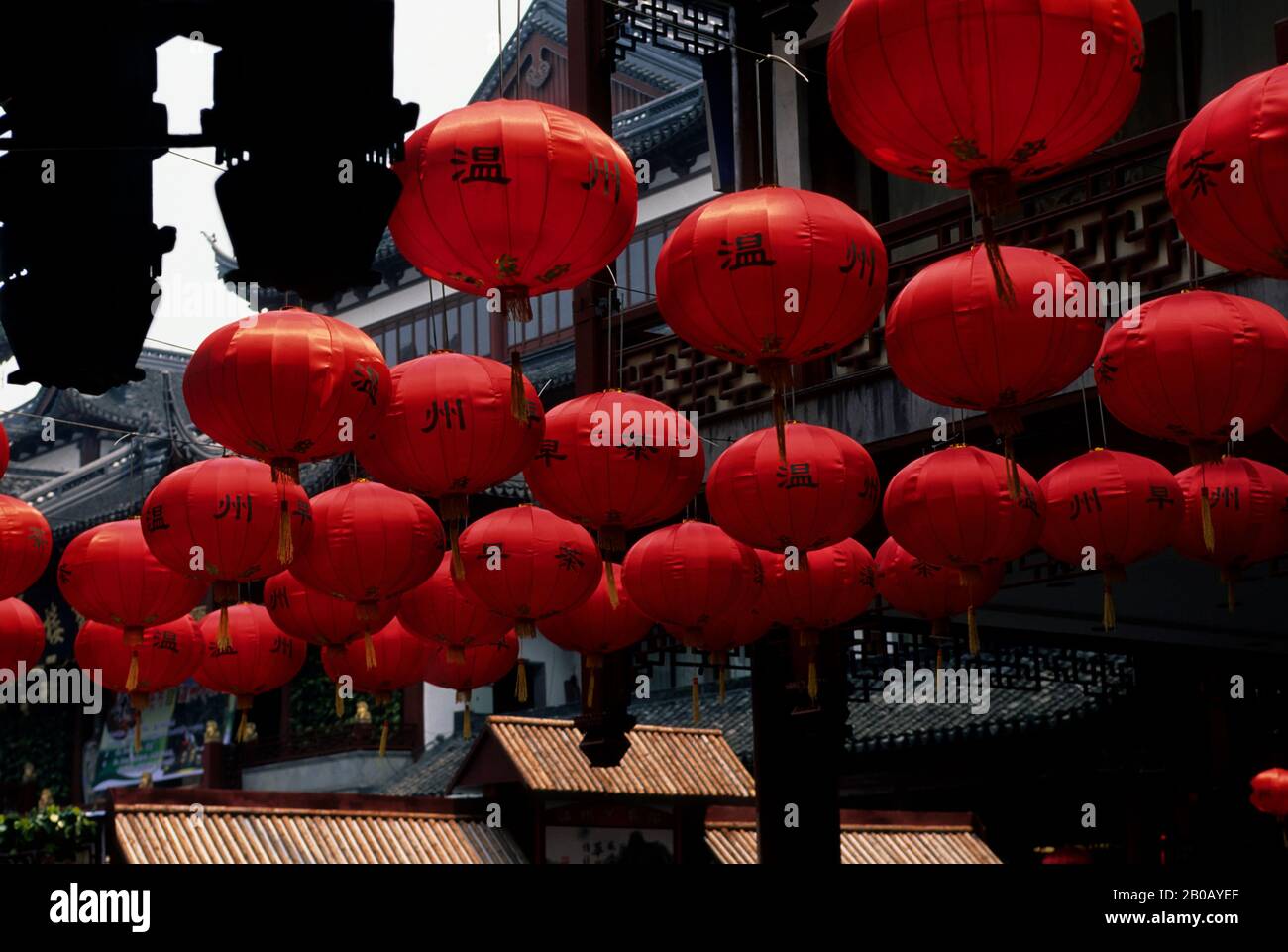 CHINA, SHANGHAI, STREET SCENE, RED CHINESE LANTERNS Stock Photo - Alamy