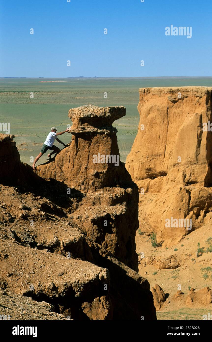 MONGOLIA, NEAR DALANZADGAD, GOBI DESERT, BAYANZAG, FLAMING CLIFFS ...