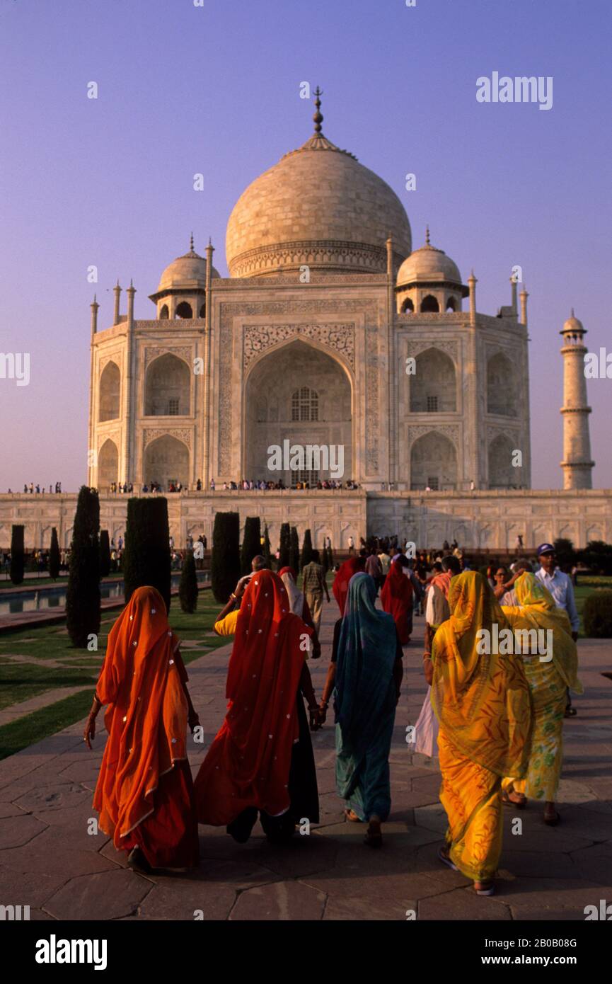 Taj mahal women hi-res stock photography and images - Alamy