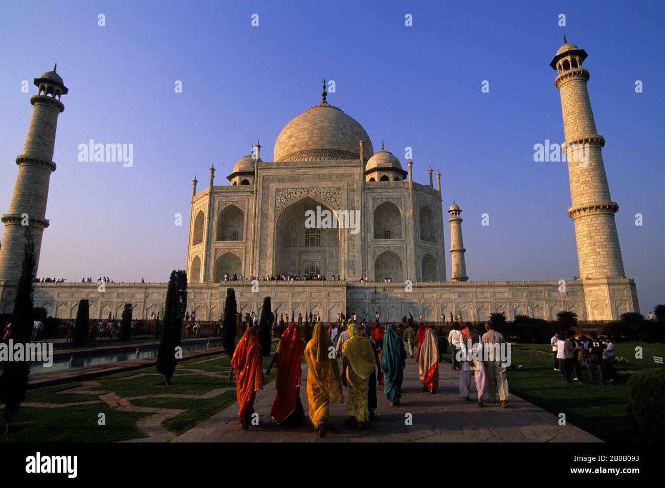 Taj mahal women hi-res stock photography and images - Alamy