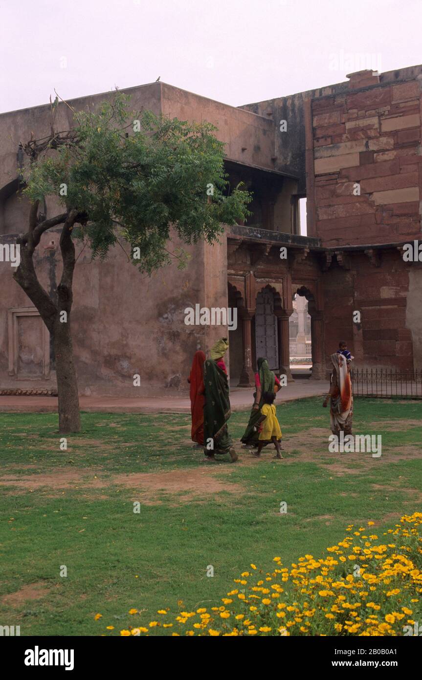 INDIA, AGRA, FORT, PEOPLE Stock Photo - Alamy