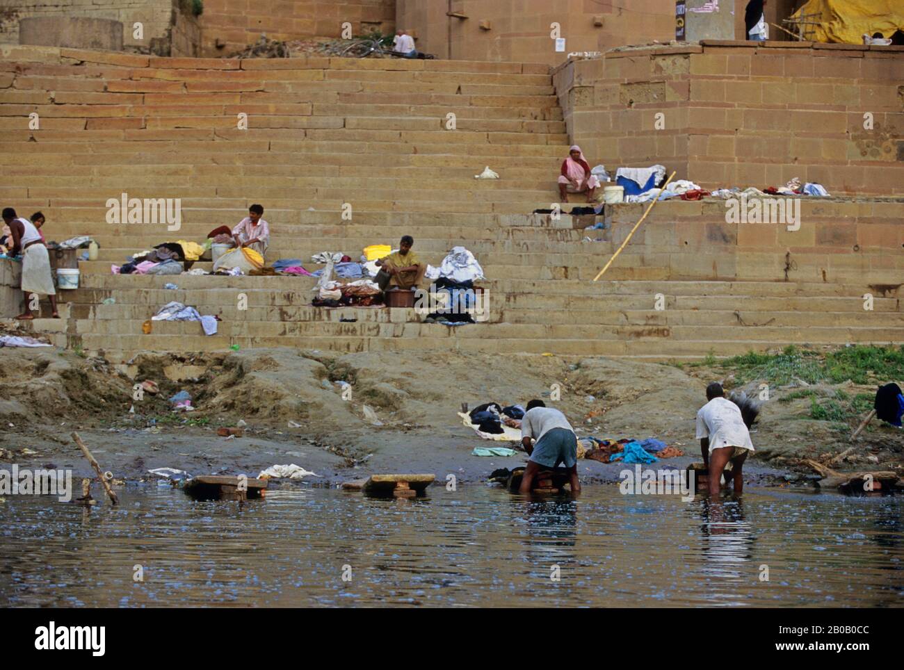 INDIA, VARANASI, GANGES RIVER, LAUNDRY BEING WASHED IN THE RIVER Stock ...