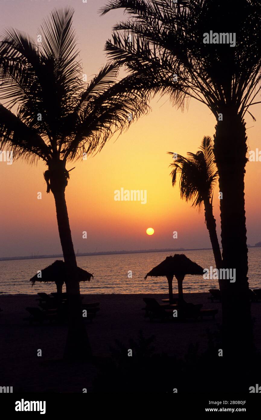 UNITED ARAB EMIRATES, DUBAI, BEACH, SUNSET Stock Photo - Alamy