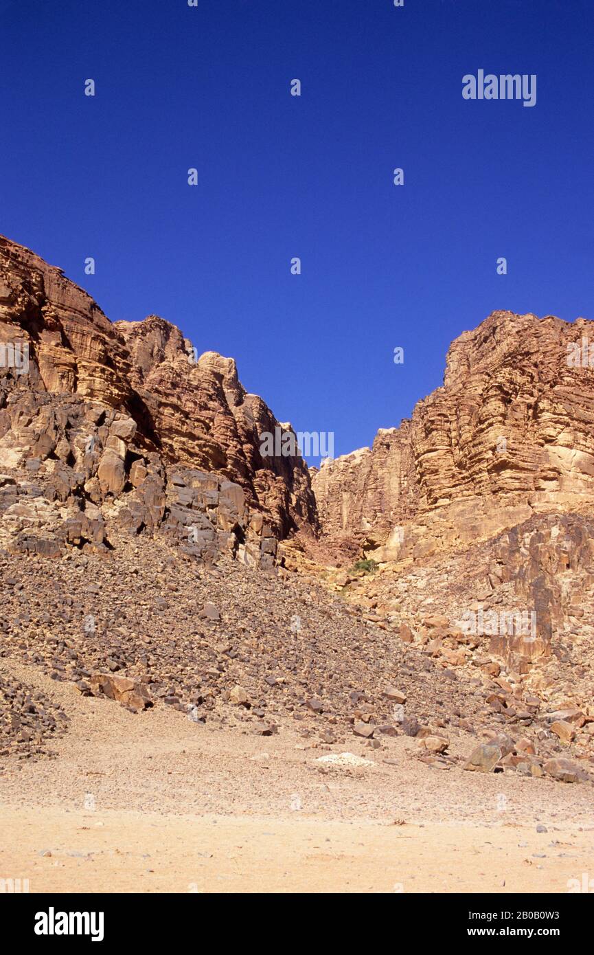 JORDAN, WADI RUM, LANDSCAPE AT LAWRENCE'S SPRING Stock Photo - Alamy