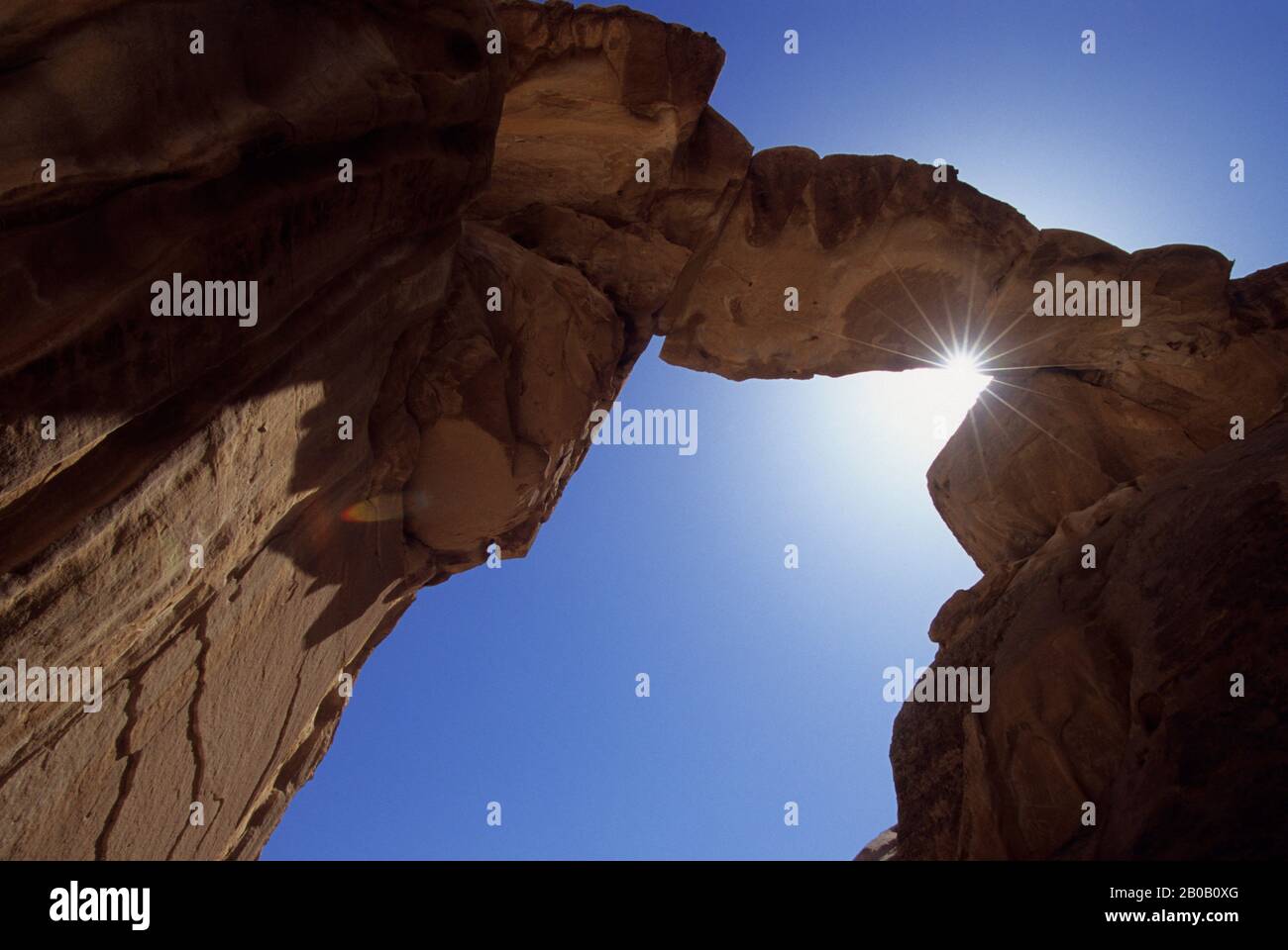 JORDAN, WADI RUM, UM FROUTH ROCK BRIDGE, SANDSTONE FORMATION, SUNBURST ...