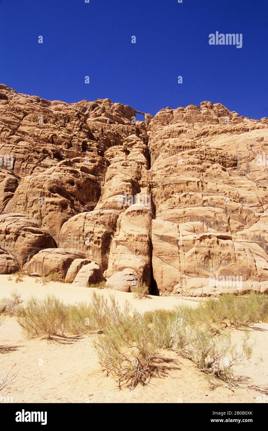 JORDAN, WADI RUM, BURDAH ROCK BRIDGE Stock Photo - Alamy